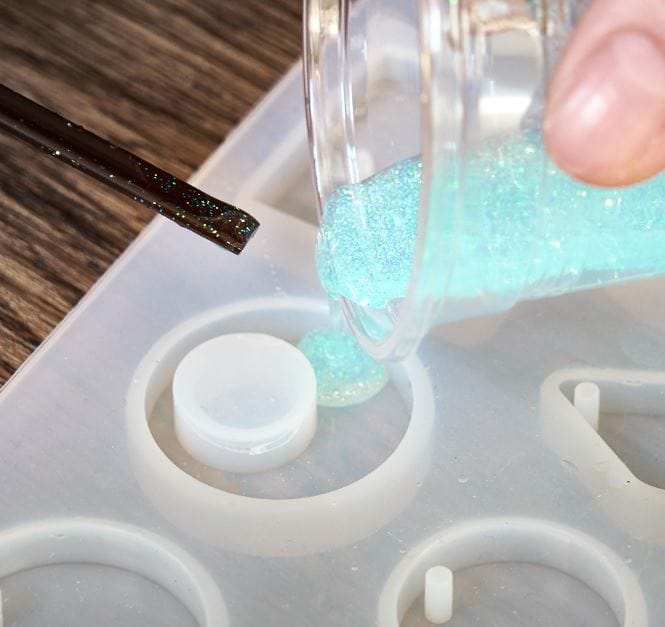 7 Surfaces Resin Will Not Stick To - Crafty DIY Artistry