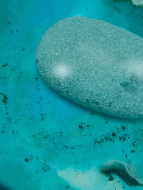 10 beautiful resin tables with rocks - Crafty DIY Artistry